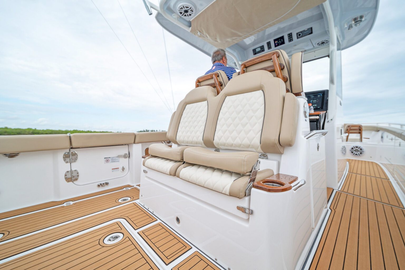 31-Foot Center Console – Everglades 315CC Offshore Fishing Boat